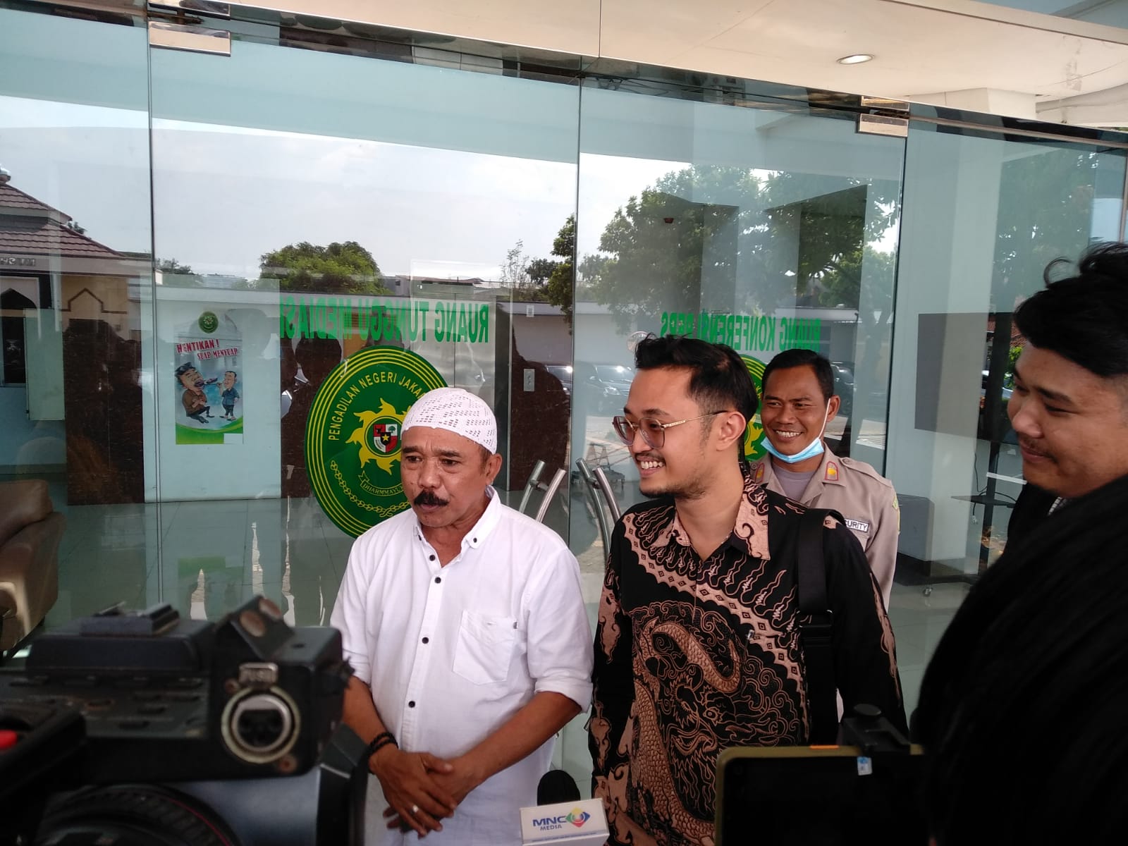Komedian Opie Kumis Datangi Kantor PN Jaktim untuk Pengajuan Persamaan ...