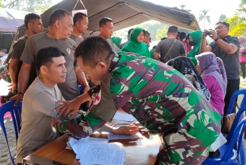 Jelang HUT TNI ke-78, Kodim 1615 Lotim Gelar Donor Darah dan Pasar Murah - News Metropol